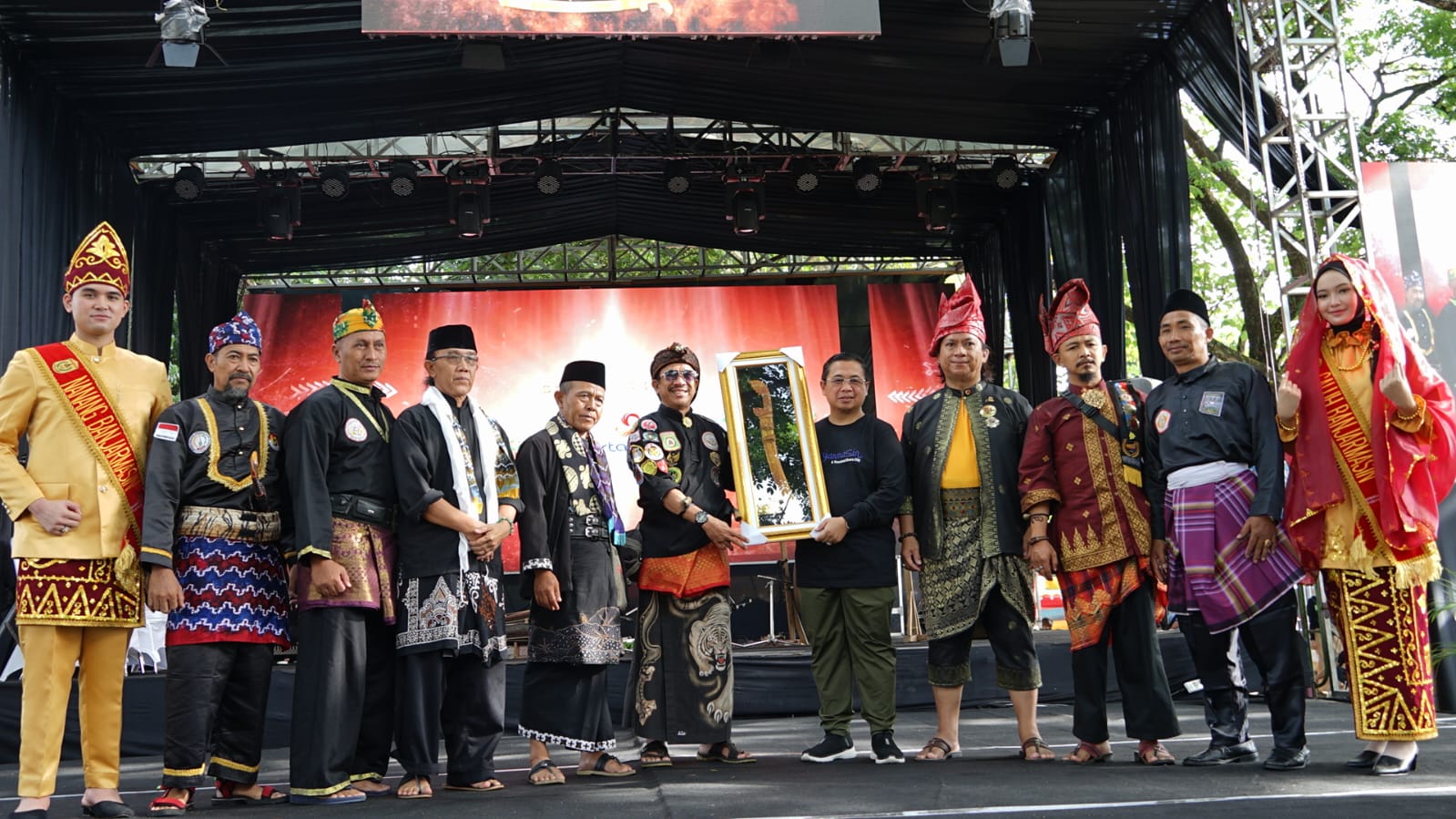 Warisan Seni Tempa Parang Banjar yang Mendunia - inversiid