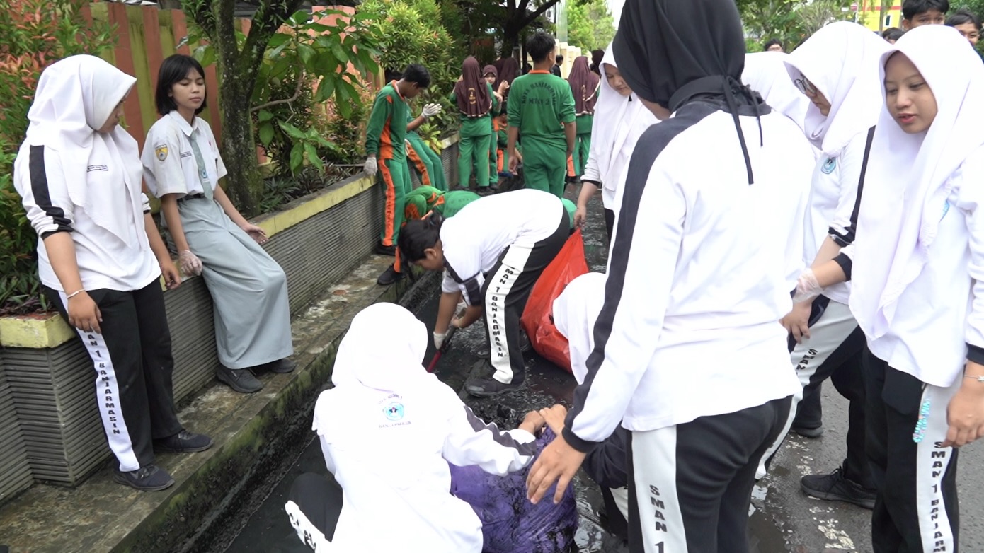 Ratusan Pelajar Banjarmasin Saluran Air Mulawarman